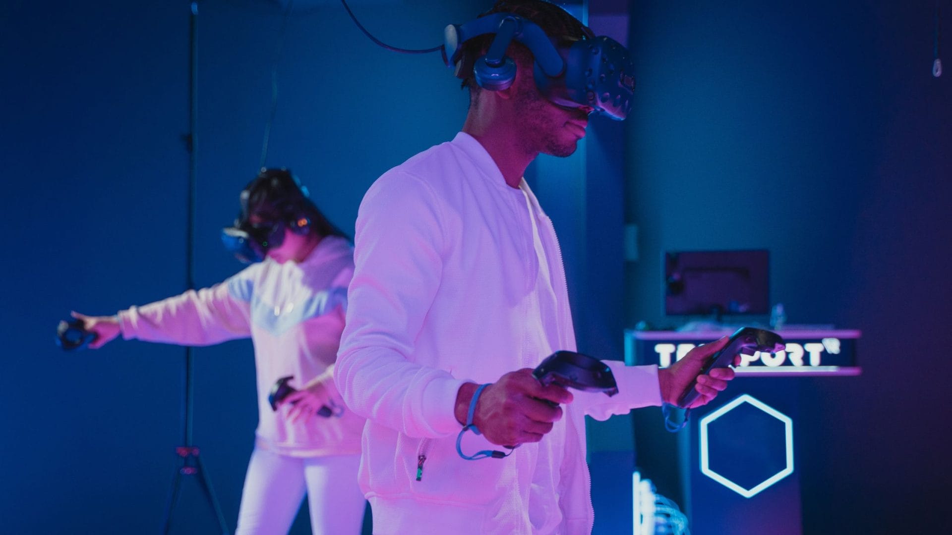 Gaming with the Revolutionary Knuckles VR Headset